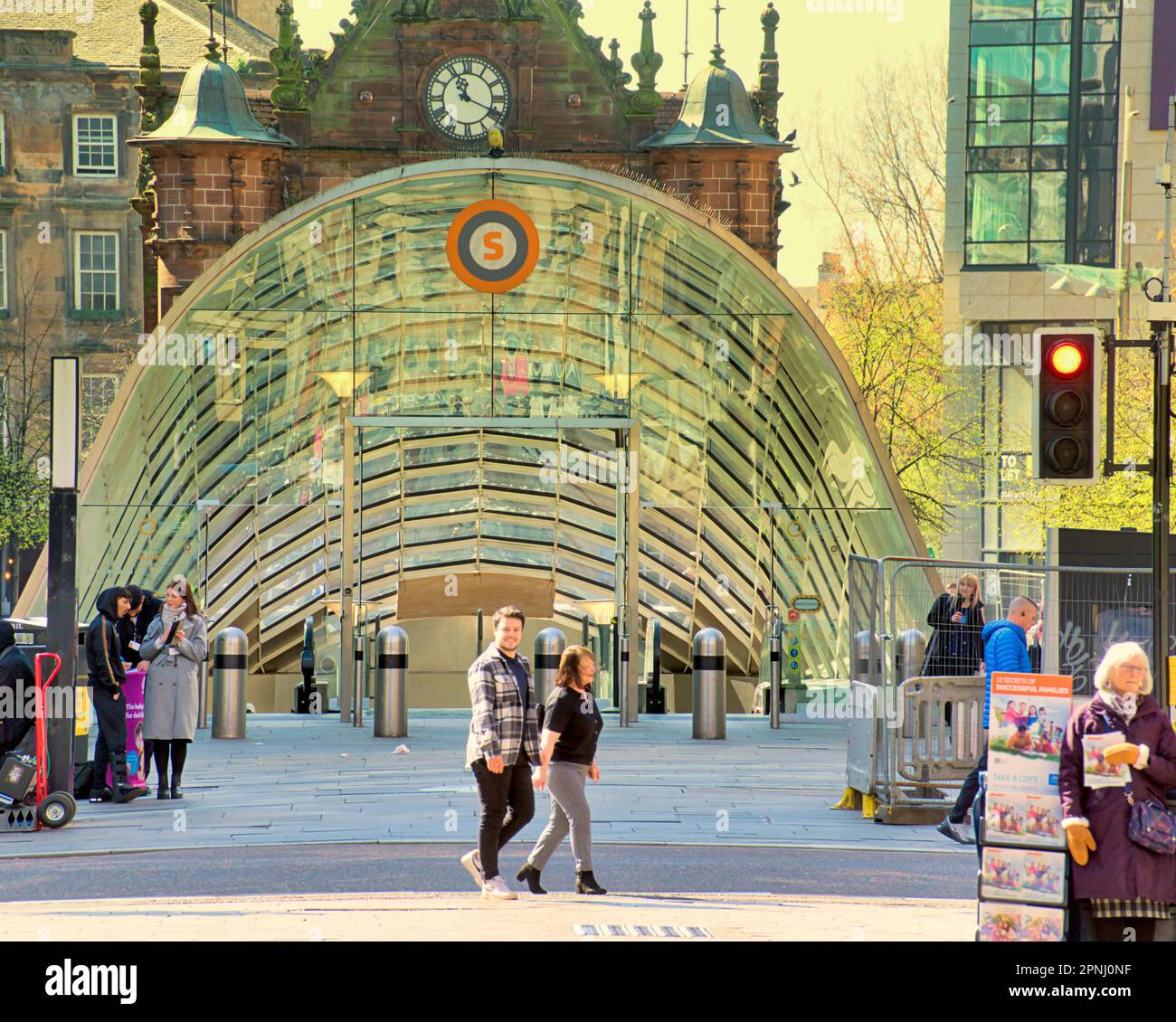 Glasgow, Scotland, UK 19h April, 2023. UK Weather: Sunny st enoch ...