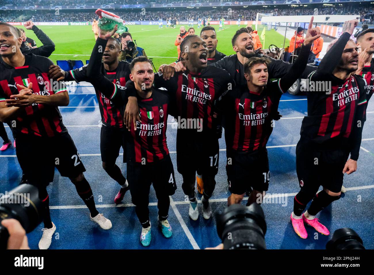 AC milan rejoices at the passage of the round under the visiting fans ...