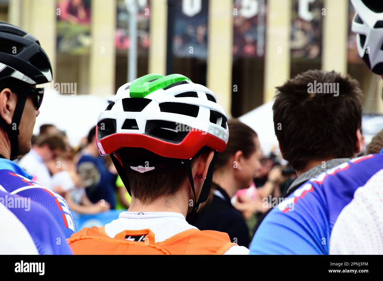 Crowd people 1 person in focus hi-res stock photography and images - Alamy