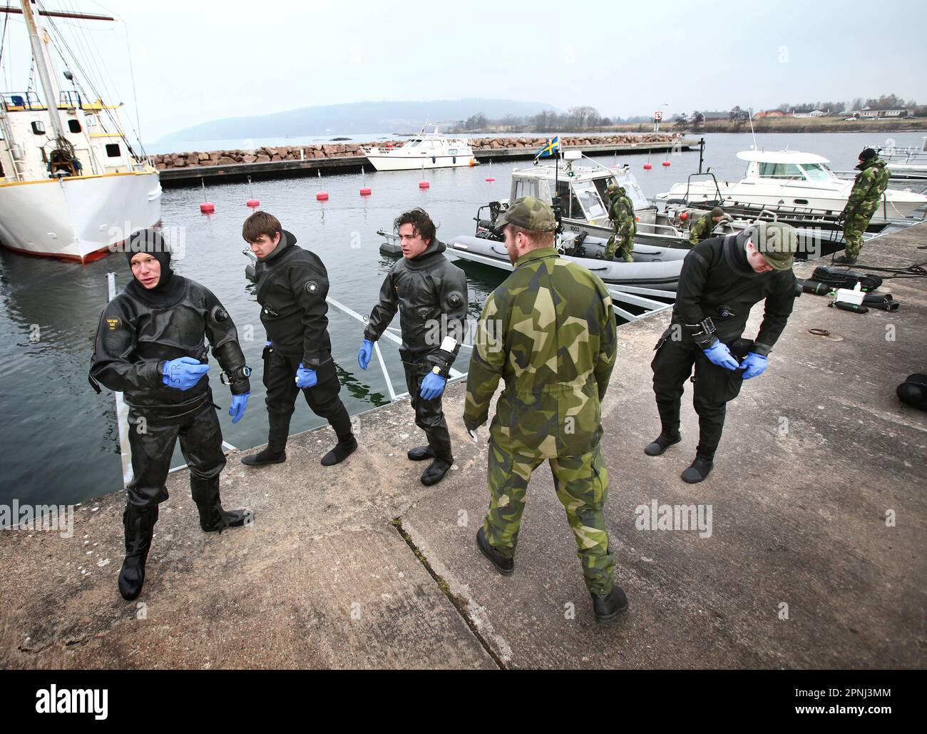The Swedish Armed Forces retrieve the remains, from Lake Vättern ...
