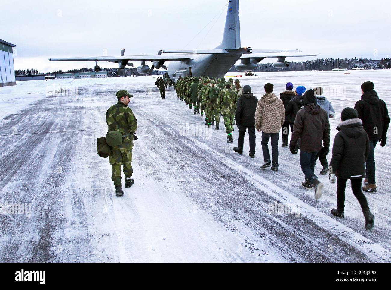 Young people who become aware of the Swedish Air Force Volunteers ...