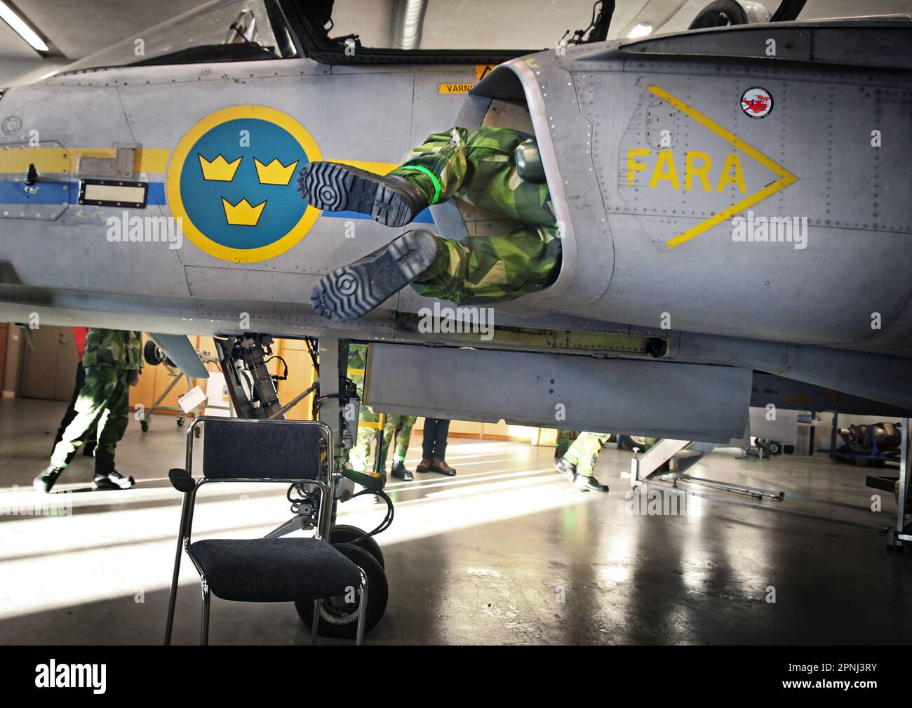 Young people who become aware of the Swedish Air Force Volunteers ...