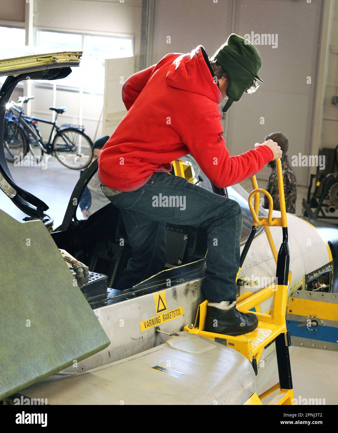 Young people who become aware of the Swedish Air Force Volunteers ...