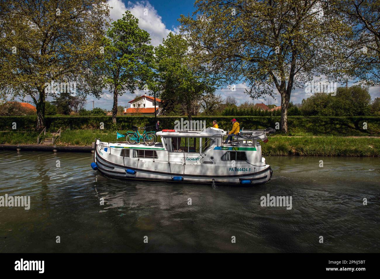 At the crossroads of the Canal des Deux-Mers and the Canal de Montauban ...