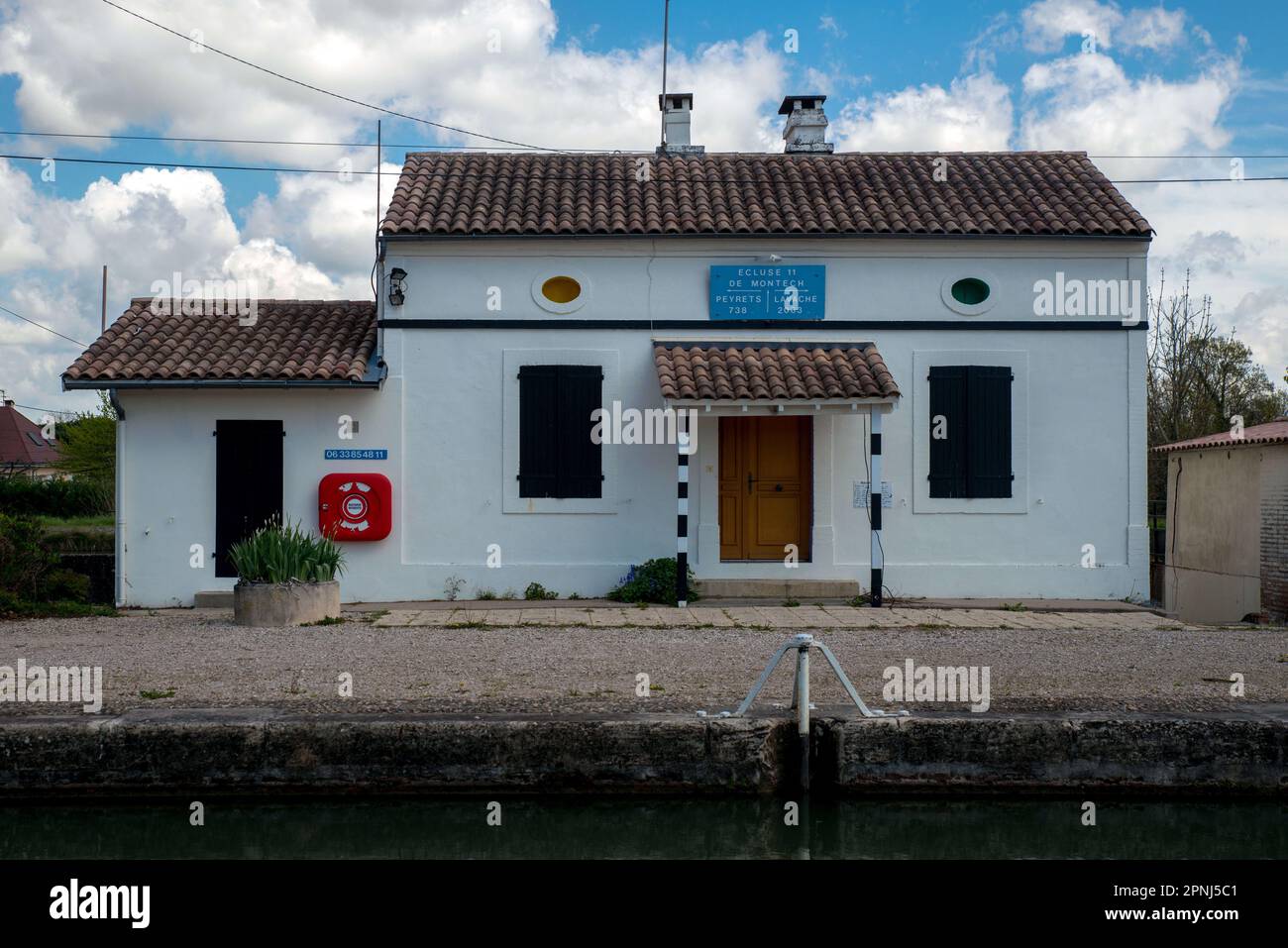Canal de montech à montauban hi-res stock photography and images - Alamy