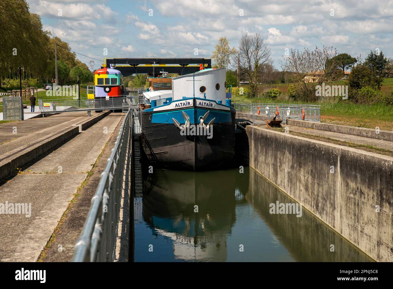 At the crossroads of the Canal des Deux-Mers and the Canal de Montauban ...