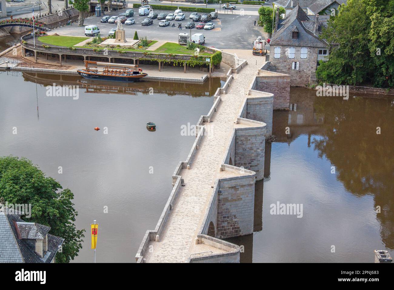 Terrasson. View on the city and the old bridge from the cliffs of ...