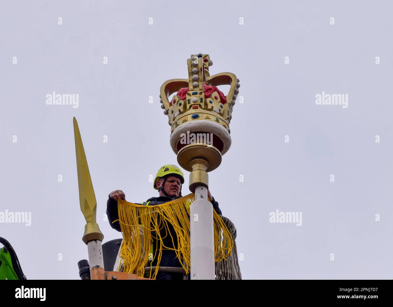 Buckingham palace flagpole hi-res stock photography and images - Alamy