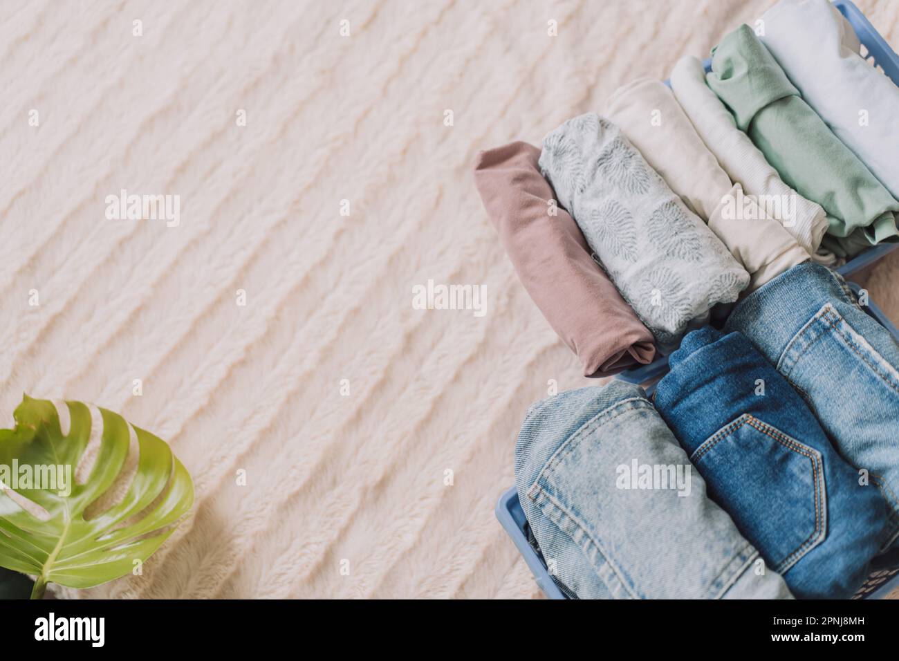 Clothes laid out on bed hi-res stock photography and images - Alamy