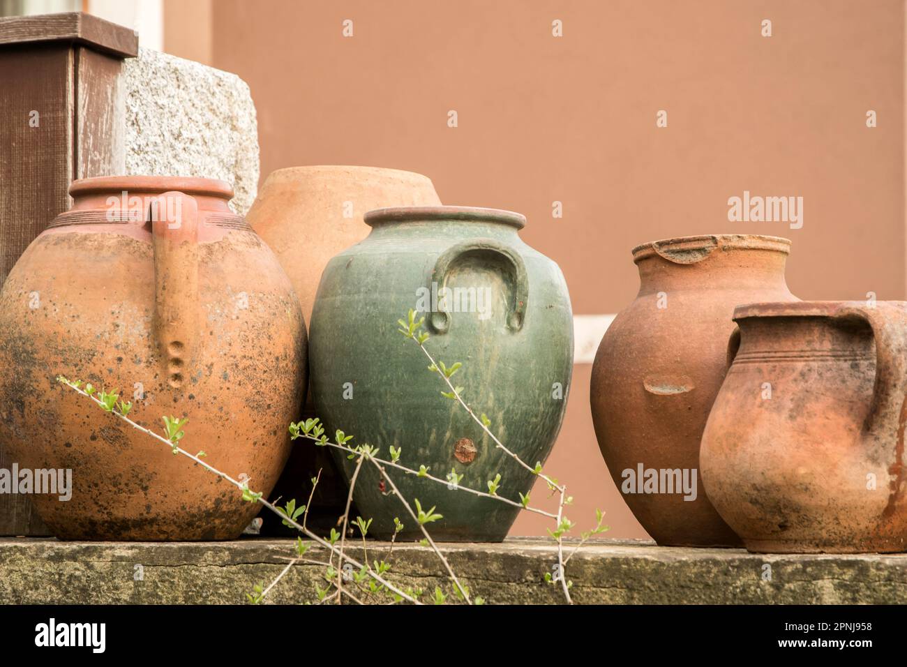 Old clay pots lined up next to each other Stock Photo - Alamy