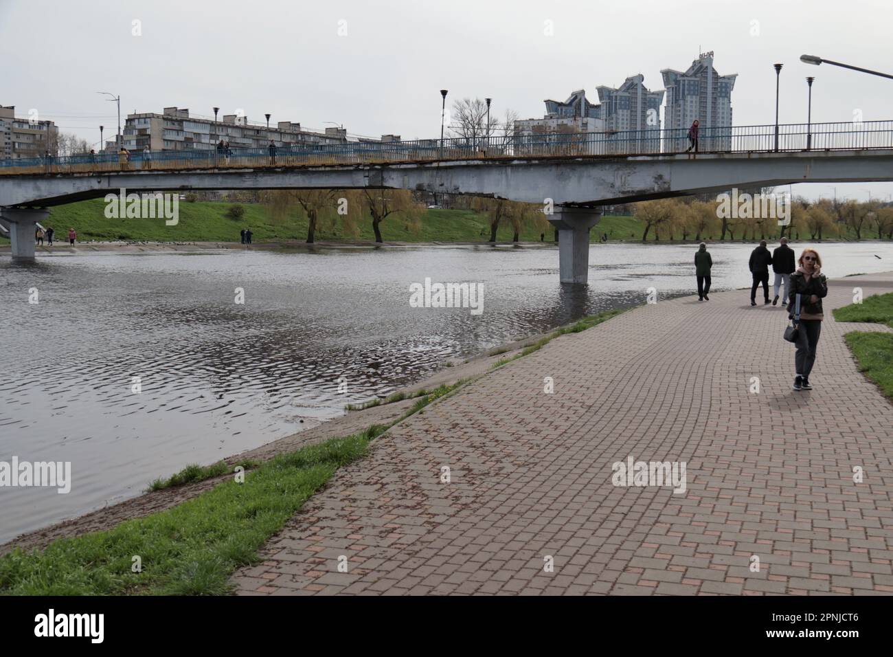 Non Exclusive: KYIV, UKRAINE - APRIL 17, 2023 - The embankment in ...