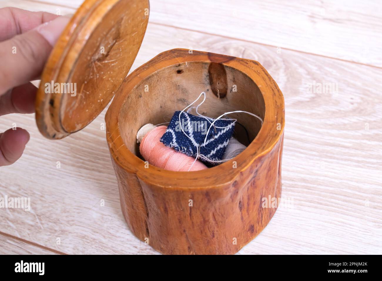 Sewing box cotton needles hi-res stock photography and images - Alamy