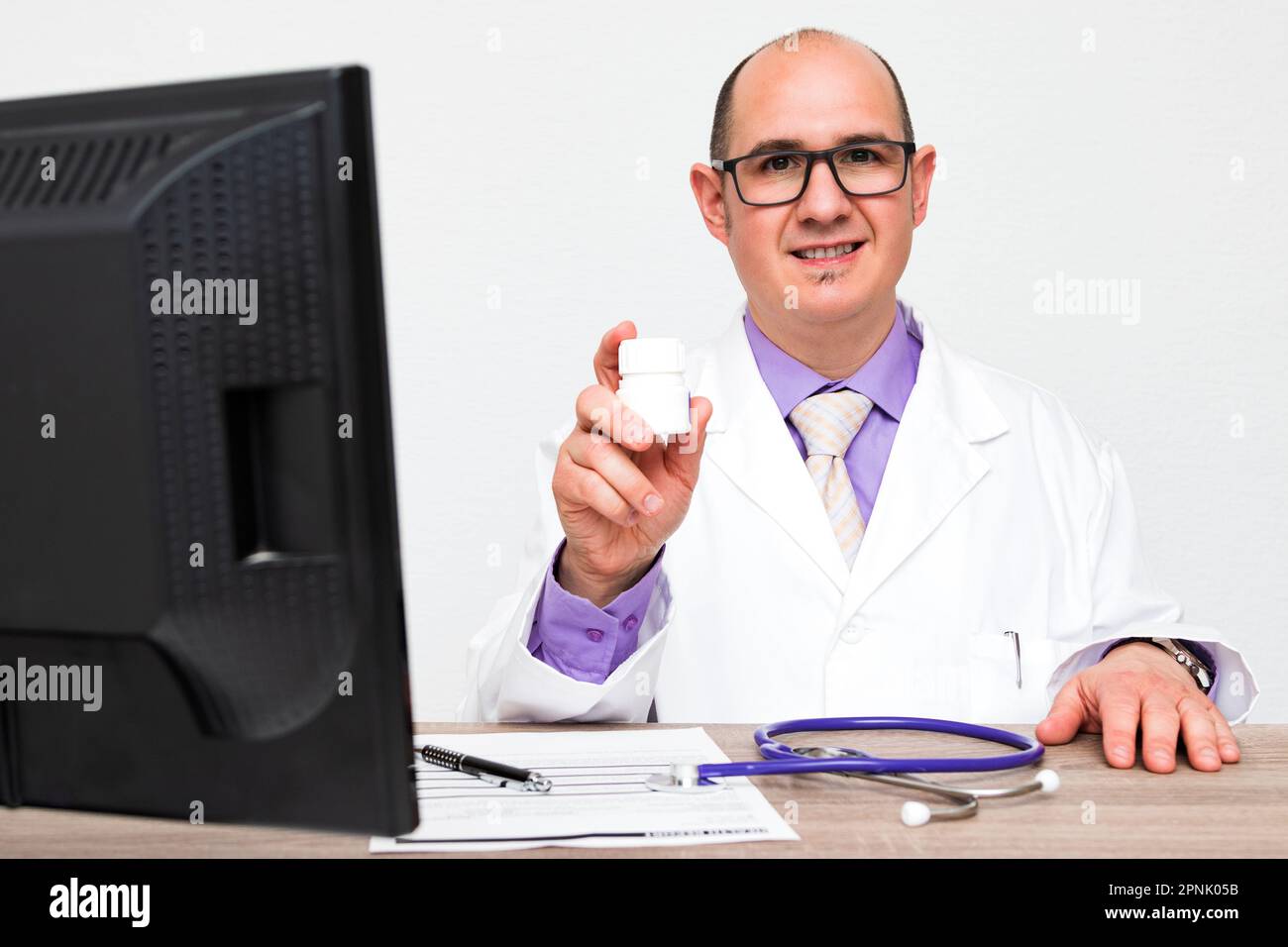 Man wearing white coat sitting hi-res stock photography and images - Alamy