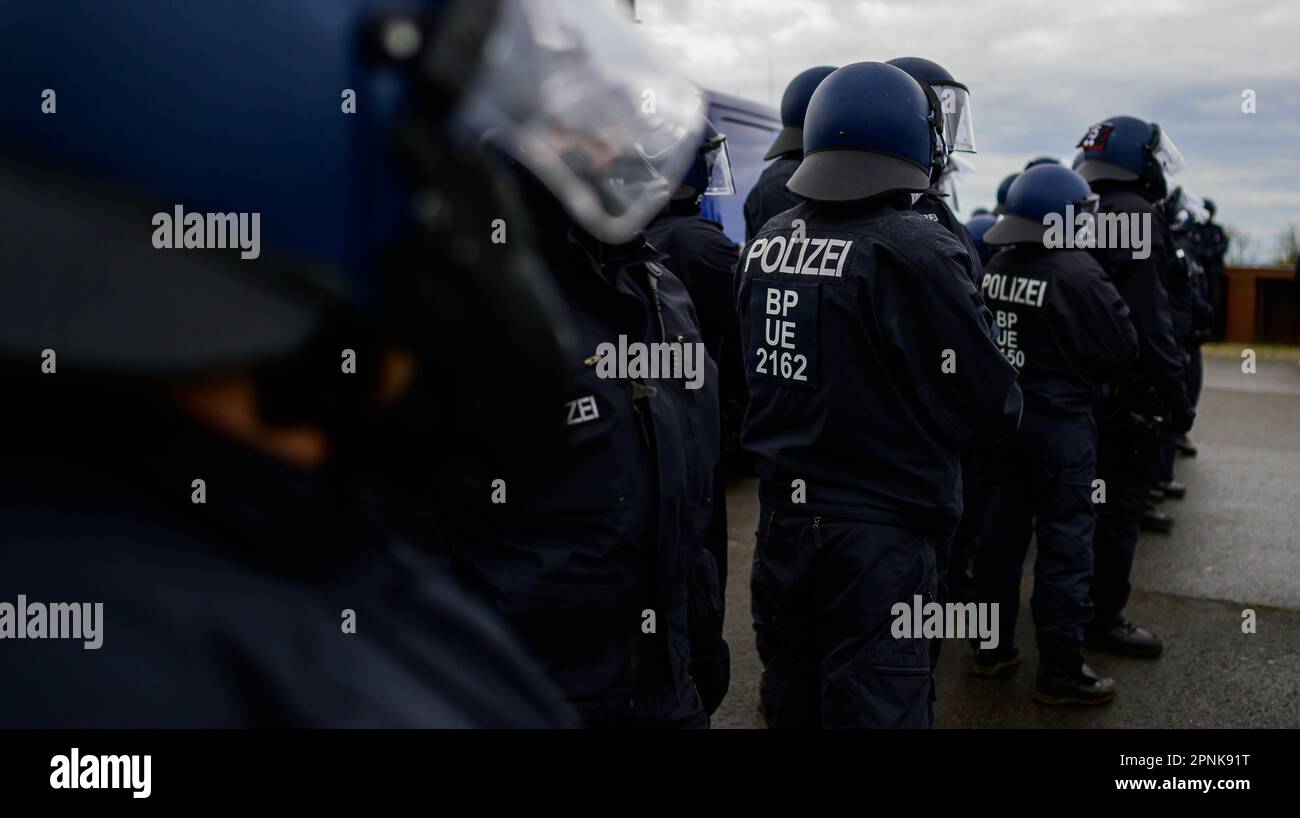 Esterholz, Germany. 30th Mar, 2023. Federal police officers stand ...