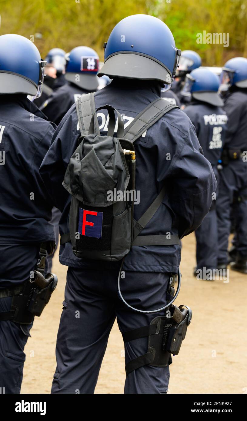 Uelzen, Germany. 30th Mar, 2023. A federal police officer carries a ...