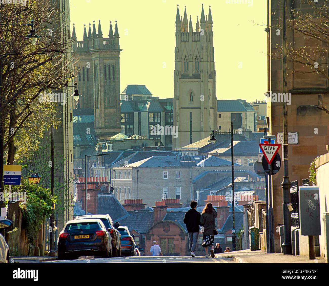 Glasgow, Scotland, UK 19h April, 2023. UK Weather: Sunny garnet hill ...