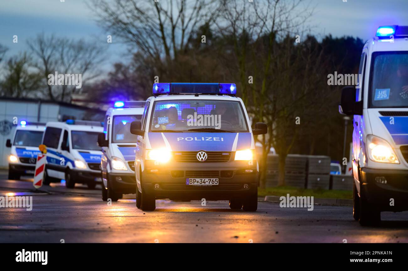 Uelzen, Germany. 30th Mar, 2023. Federal police officers drive ...