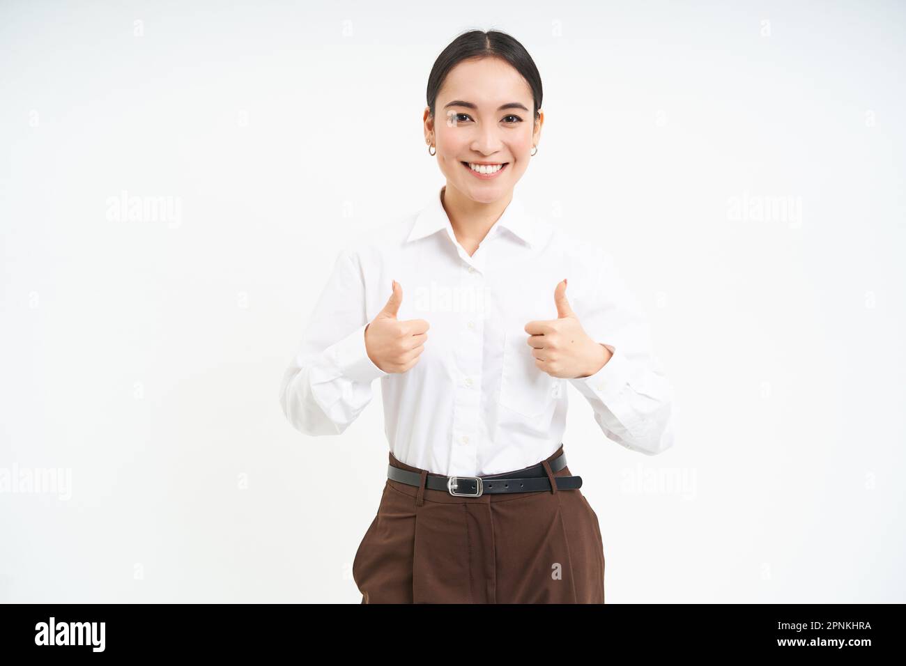 Smiling asian woman shows thumbs up, approves promo offer, recommends ...