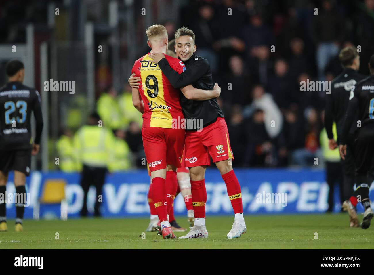 DEVENTER - (lr) Isac Lidberg of Go Ahead Eagles, Dario Serra of Go ...