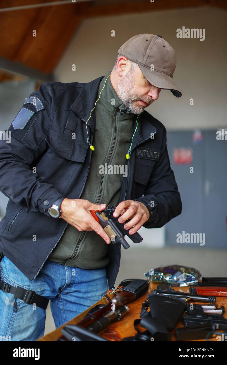 Man shooting hand gun hi-res stock photography and images - Alamy