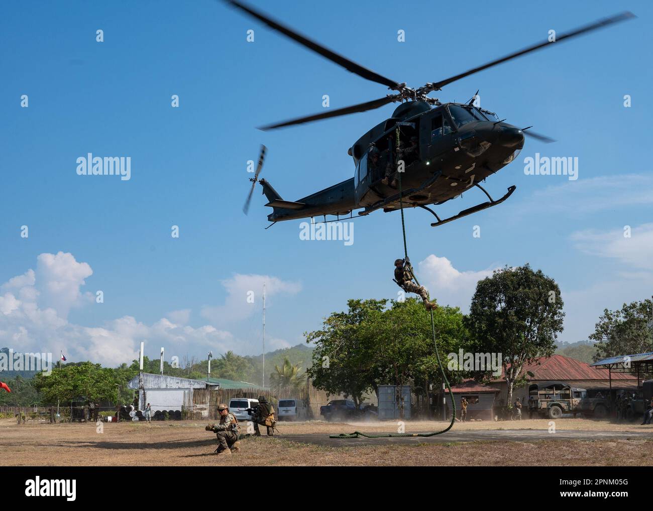Philippine Sailors assigned to Naval Special Operations Units rappel ...