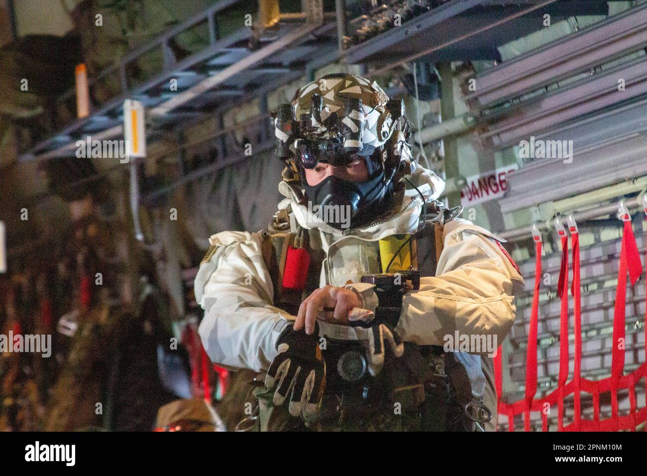 A Green Beret with 10th Special Forces Group (Airborne) conducts final ...