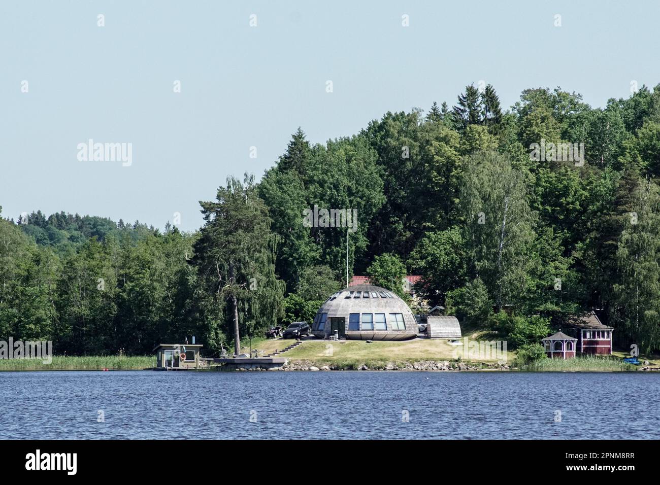 Small house next lake hi-res stock photography and images - Alamy