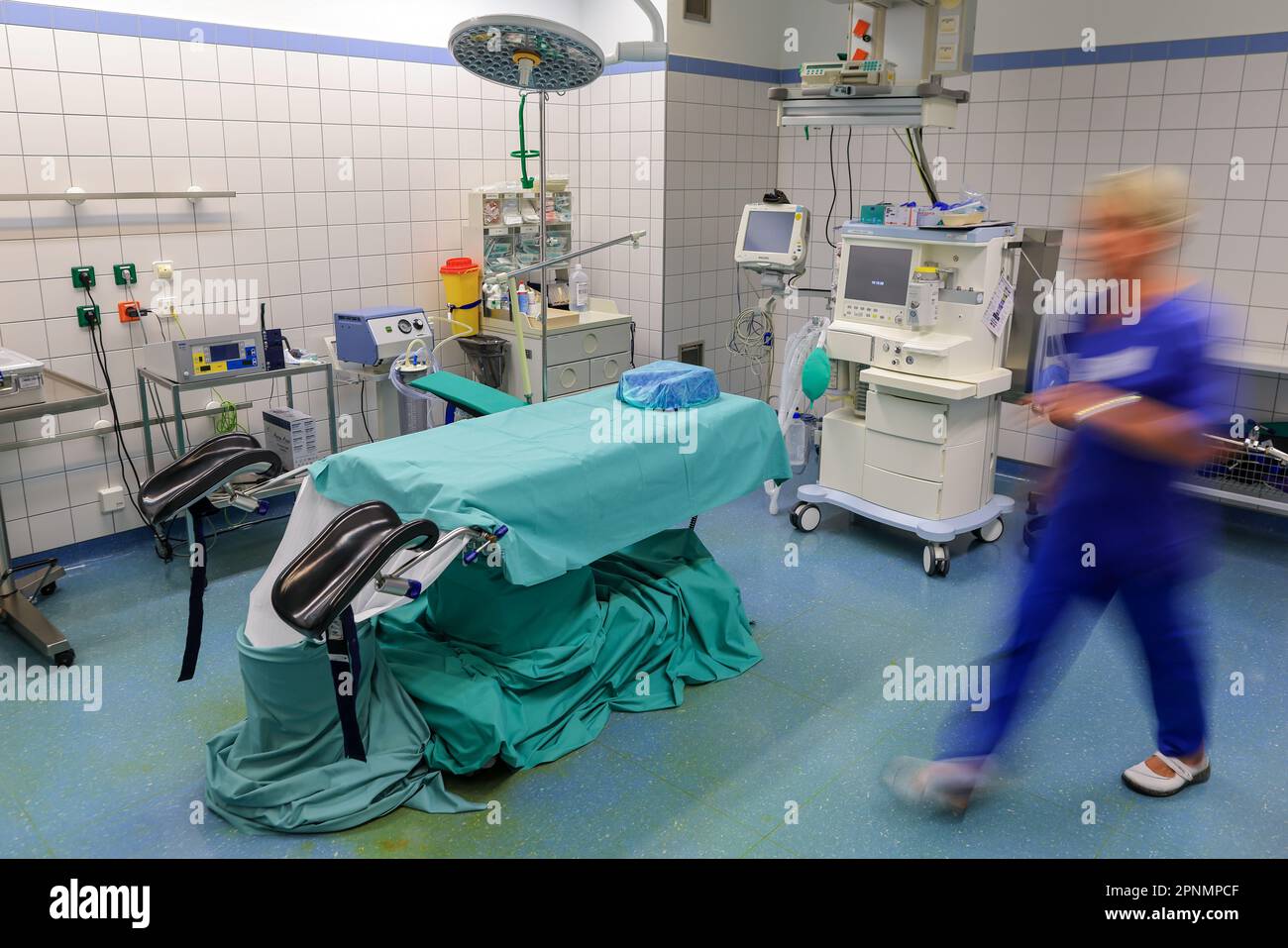 13 April 2023, Saxony-Anhalt, Dessau-Roßlau: A clinic employee walks ...