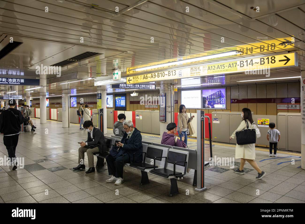 Tokyo Metro April 2023, Japanese commuters on Tokyo subway platform ...
