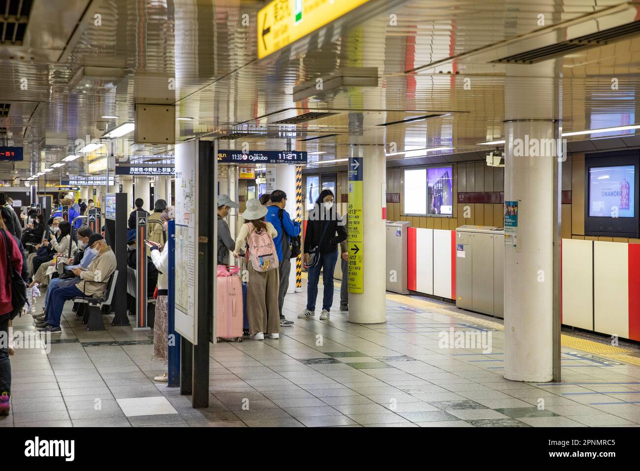 Tokyo Metro April 2023, Japanese commuters on Tokyo subway platform ...