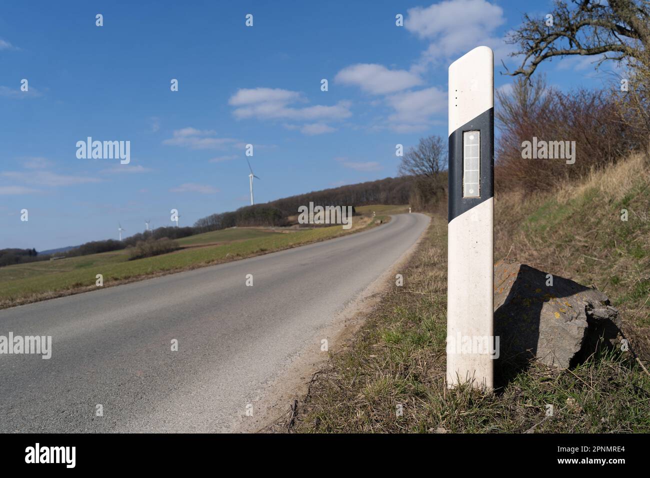 Road edge marker hi-res stock photography and images - Alamy