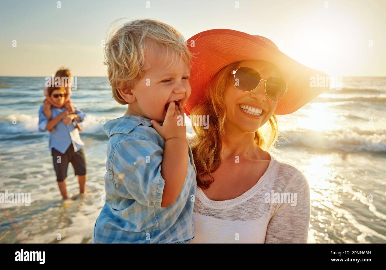 Summer sun family beach hi-res stock photography and images - Alamy
