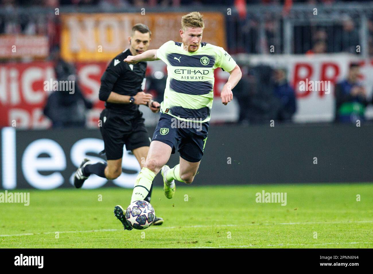 Munich, Germany. 19th Apr, 2023. Soccer: Champions League, Bayern ...