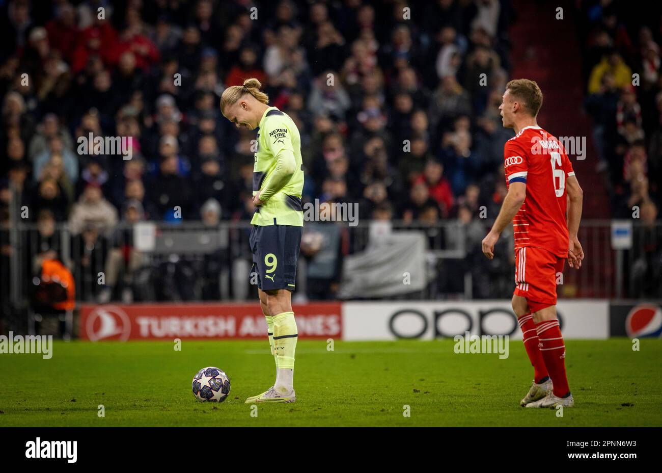Munic, Germany. 19th Apr, 2023. Erling Haaland (City) vorm Elfmeter ...