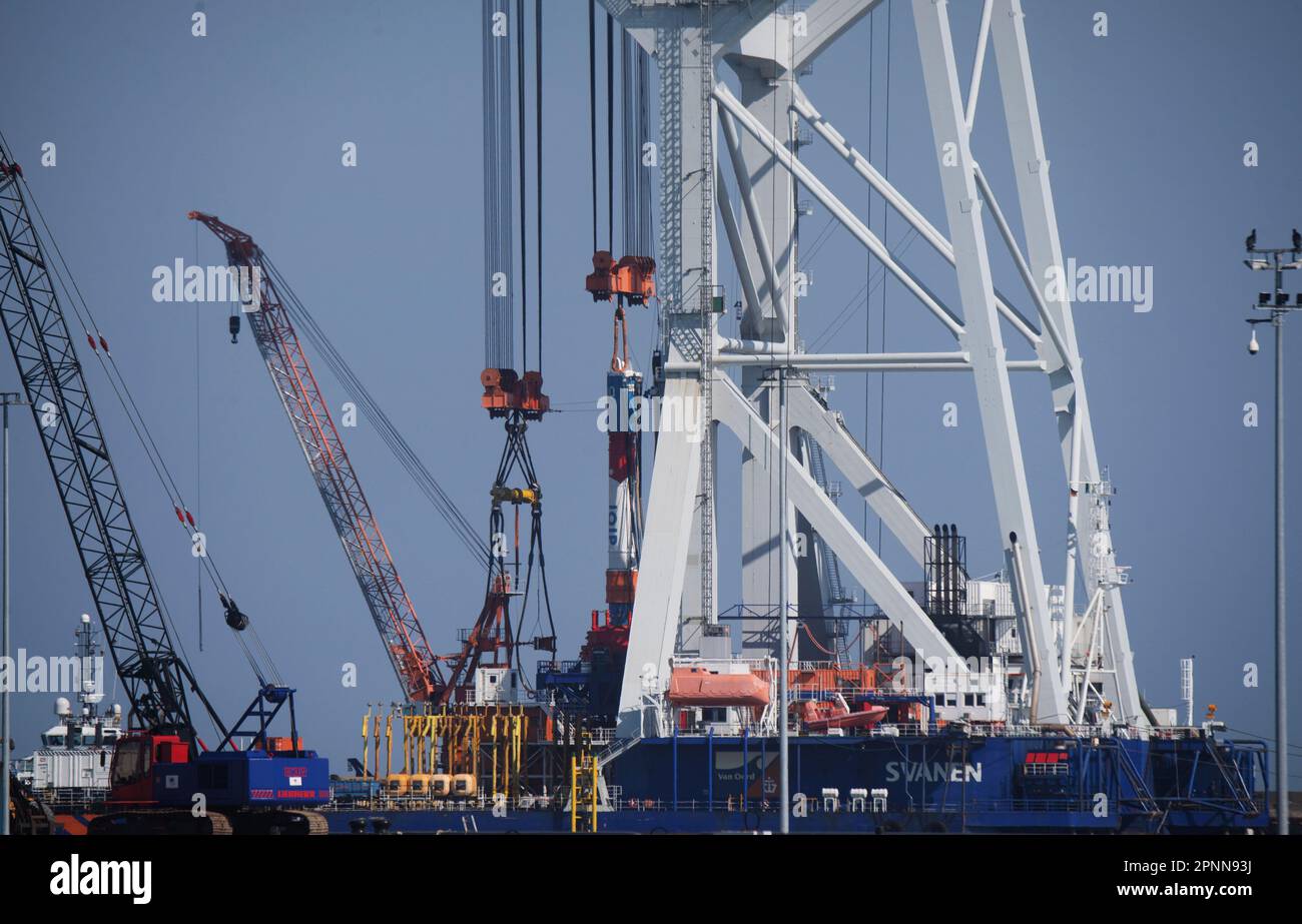 Sassnitz Mukran, Germany. 18th Apr, 2023. The crane ship "Svanen" is ...