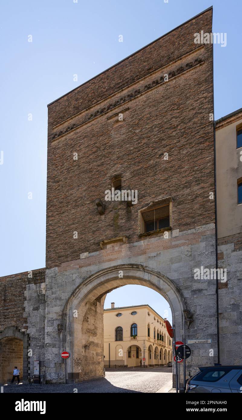 Roman bridge gate hi-res stock photography and images - Alamy