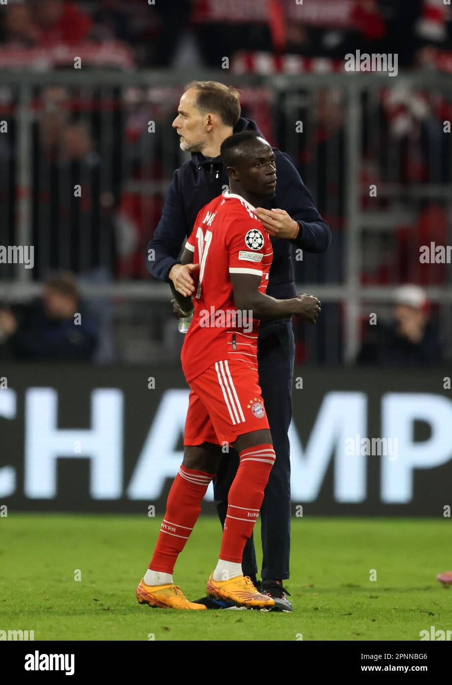 Thomas Tuchel head coach of FC Bayern Muenchen tršstet Sadio Mane of FC ...