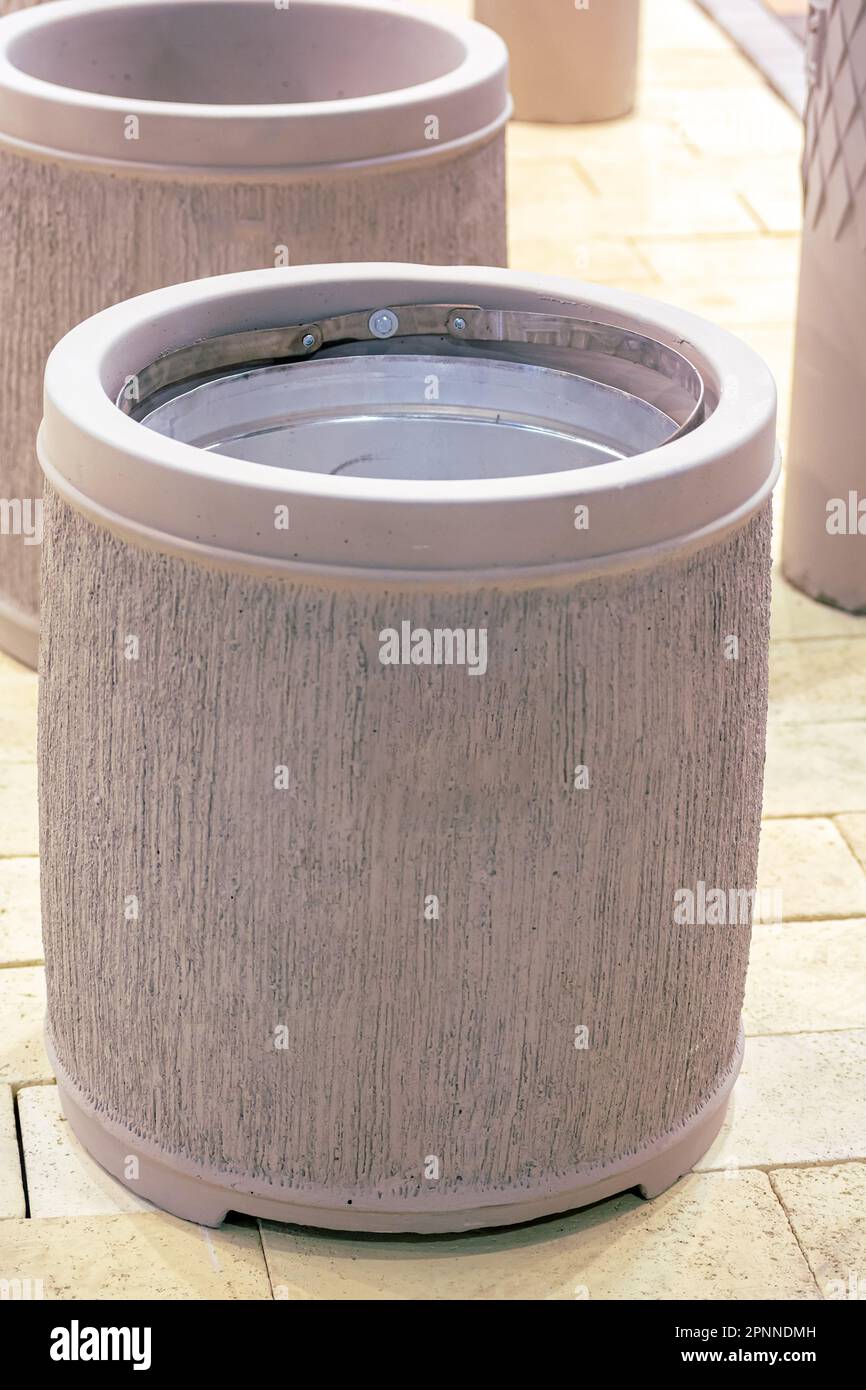 Cylindrical flower pot hi-res stock photography and images - Alamy