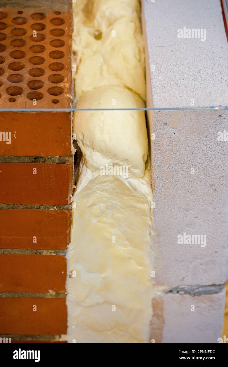 Insulation of the inter-wall space during the construction of a ...