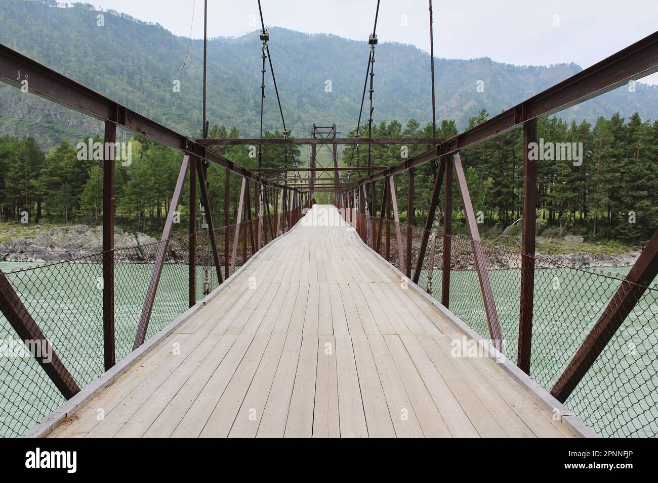 Pedestrians crossing iron bridge hi-res stock photography and images ...