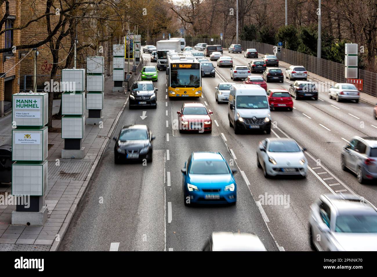 Traffic on the road at Neckartor, 17 columns with air filters are to ... Traffic on the road at Neckartor, 17 columns with air filters are to ...
