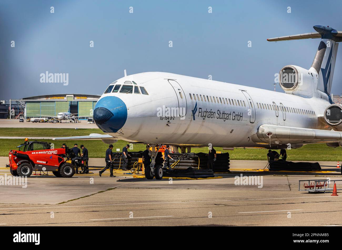Airport fire brigade, training on a training aircraft with lifting bags ...