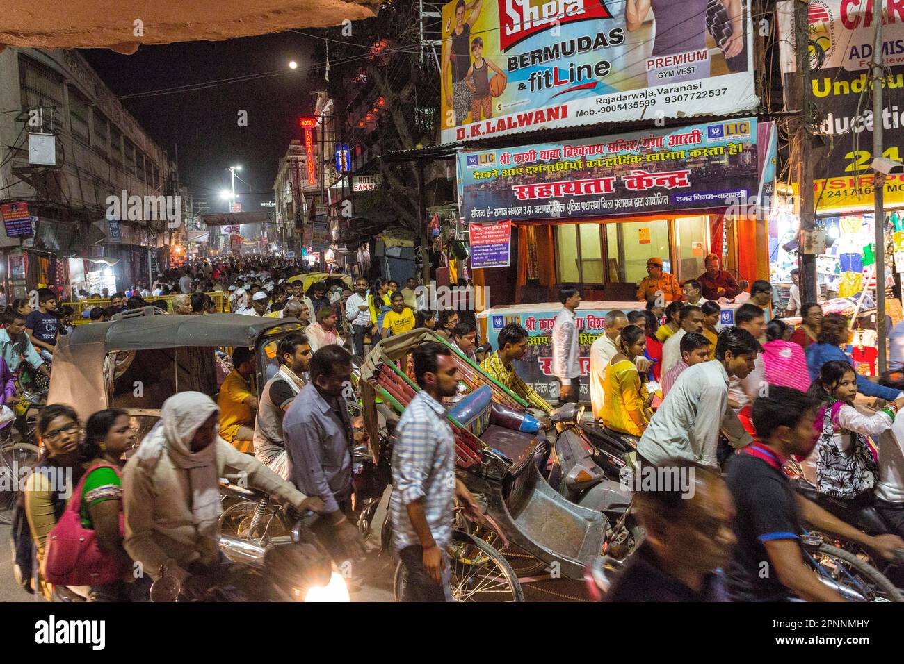 People, mopeds rickshaws and cars on the road, not only at rush hour ...