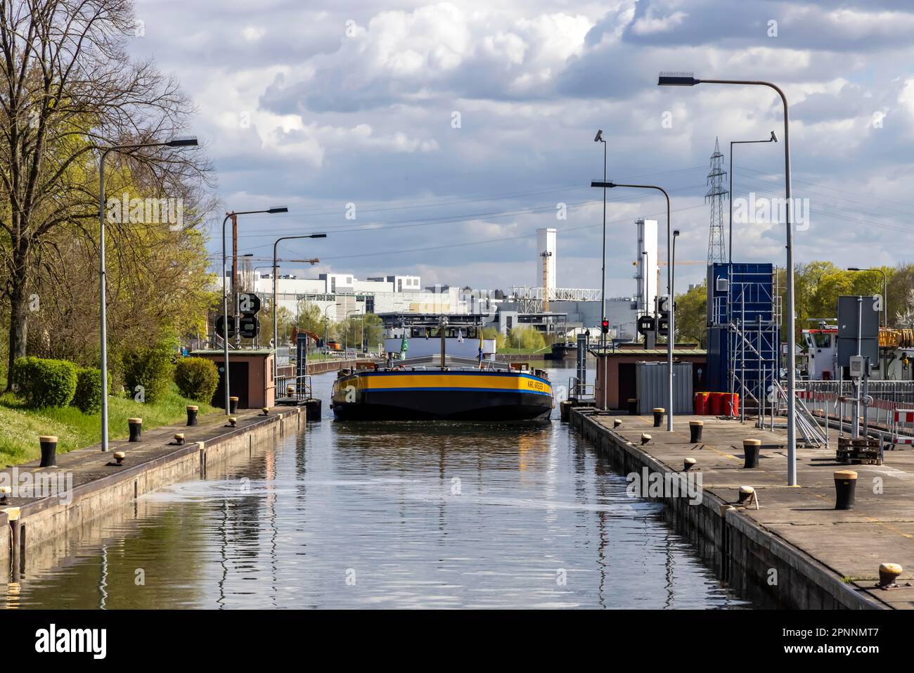 Kochendorf lock, barrage on the Neckar, ships are raised or lowered by ...