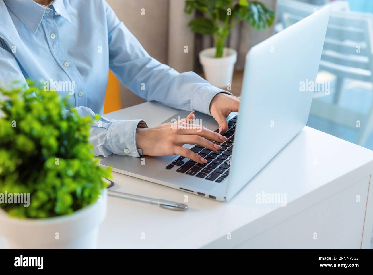 Female banker hi-res stock photography and images - Alamy