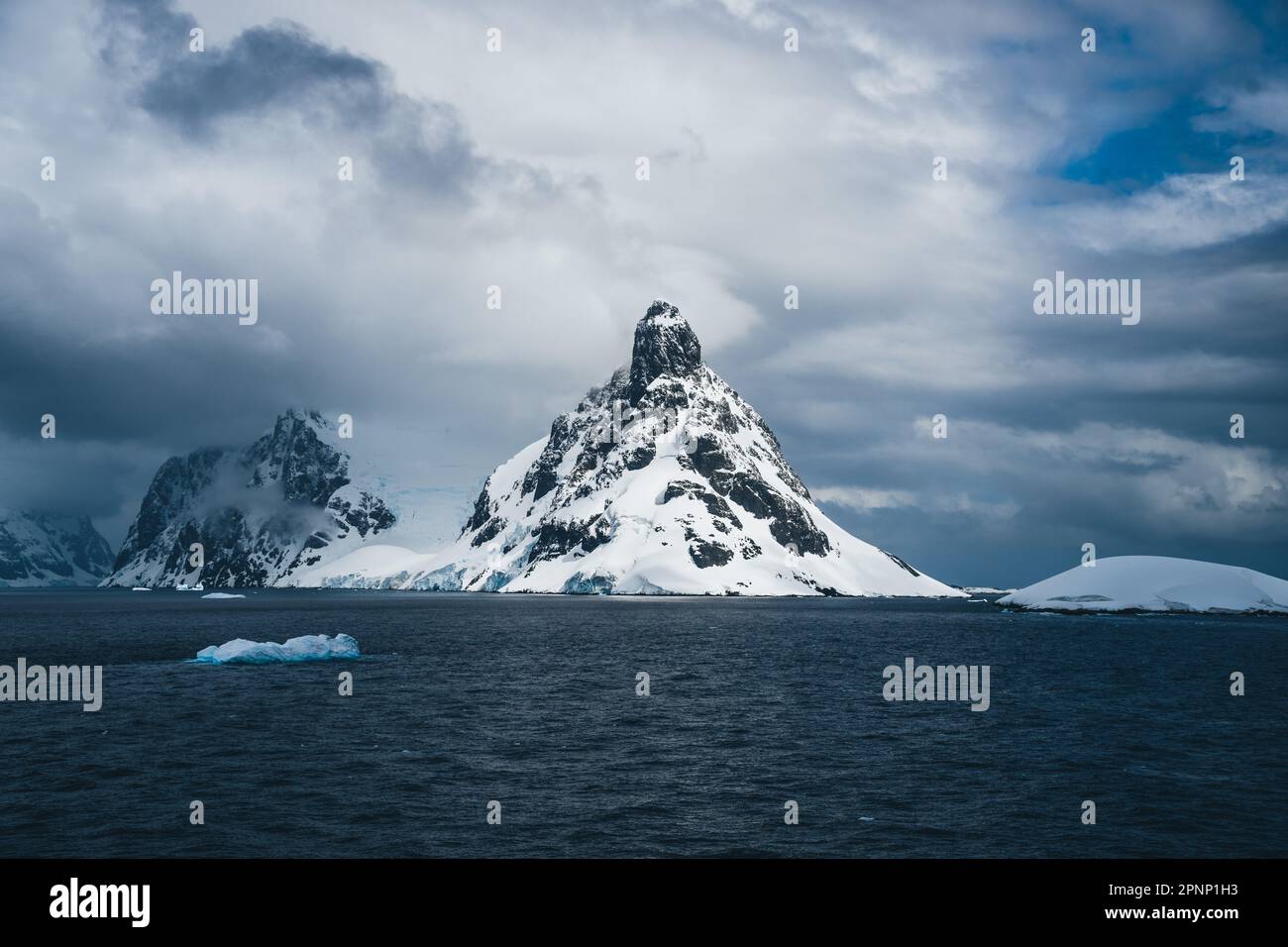 Antarctica drifting icebergs cruise shores hi-res stock photography and ...