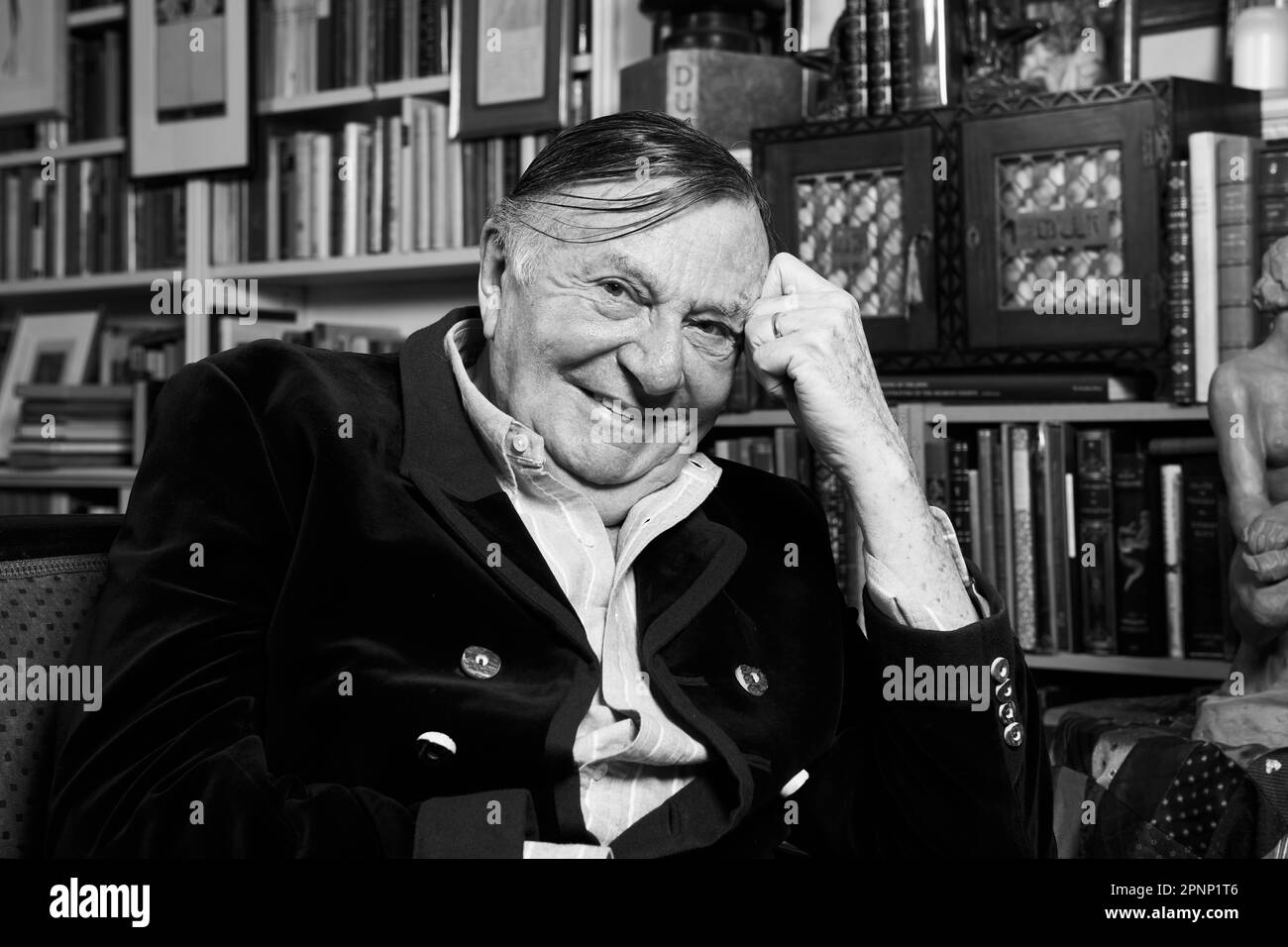 Barry humphries sandy stone hi-res stock photography and images - Alamy