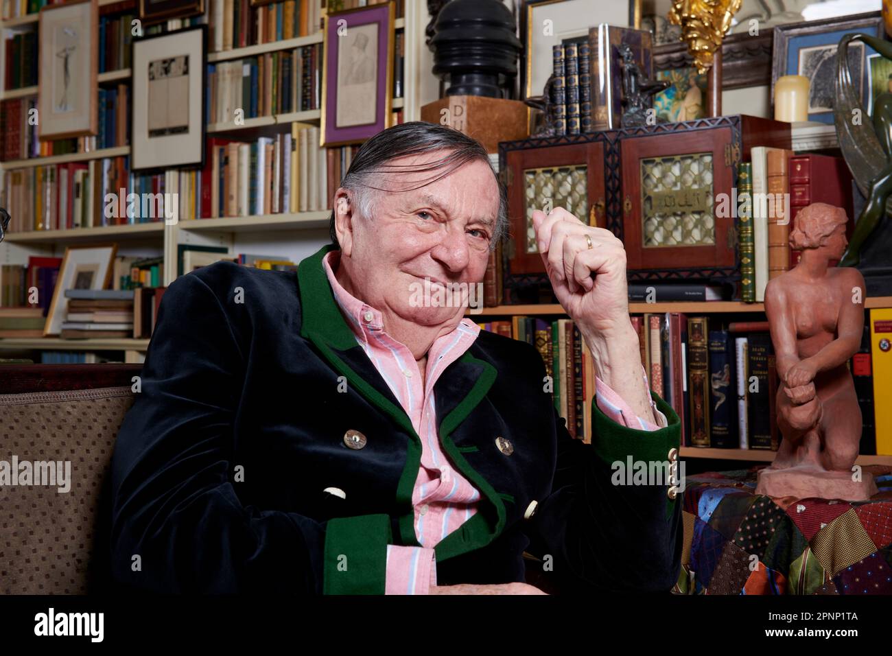 Barry humphries sandy stone hi-res stock photography and images - Alamy