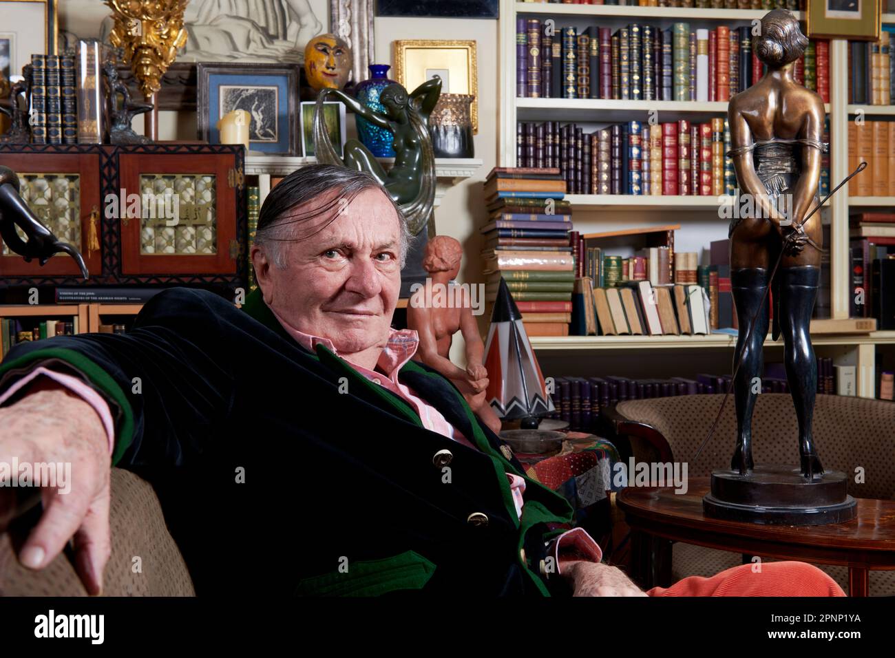 Barry humphries sandy stone hi-res stock photography and images - Alamy