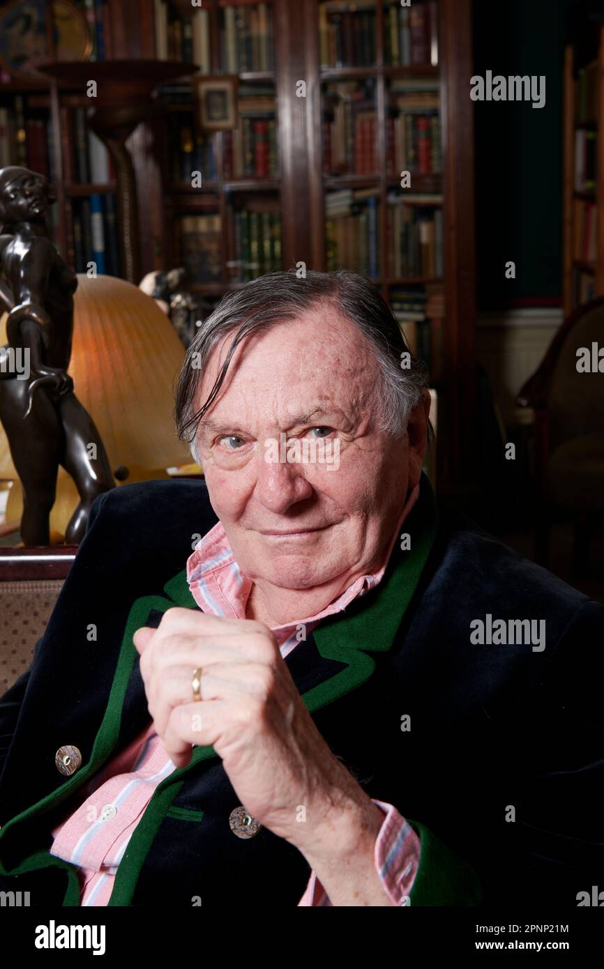 Barry humphries sandy stone hi-res stock photography and images - Alamy